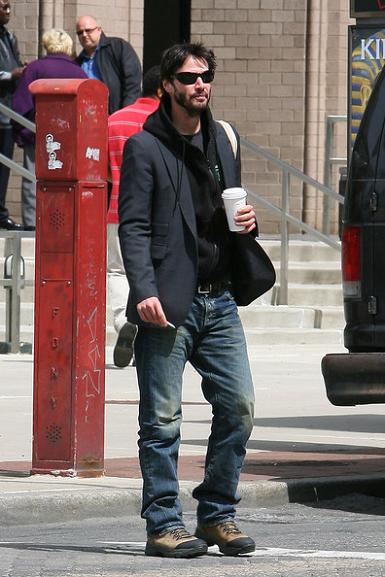 KEANEWS: May 11 2010 Keanu Reeves Drinks Coffee in NY